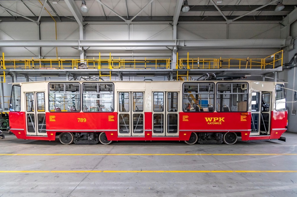 Kraków. Tramwaj 105NT już na ulicach. To rarytas - Transport Publiczny